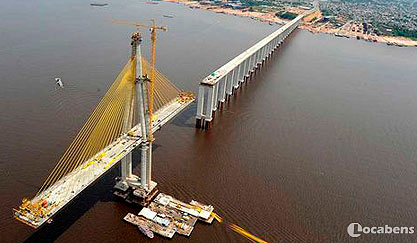 Construção de ponte sobre o Rio Negro usa grua Potain MC 235B - Locabens